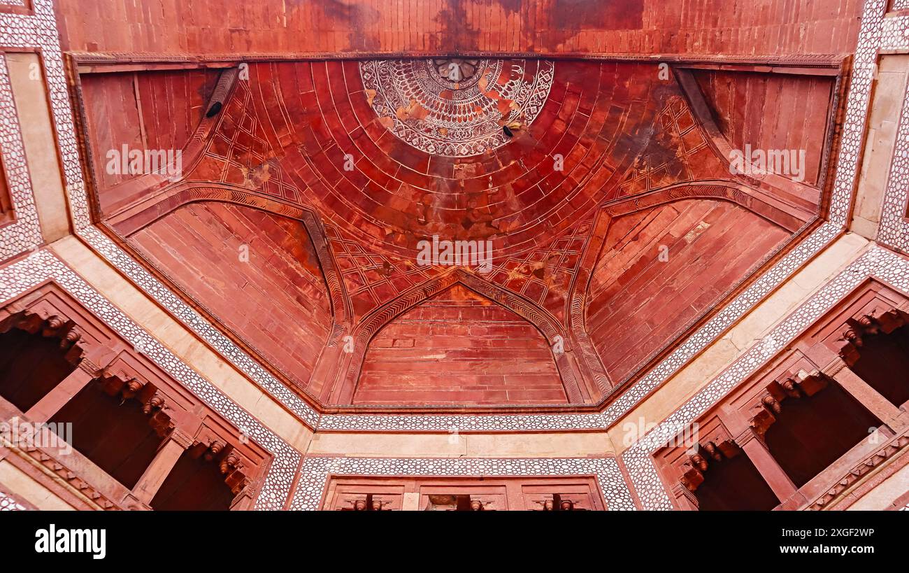 Beautiful interior of Buland Darwaza, Jama Masjid, Fatehpur Sikri ...