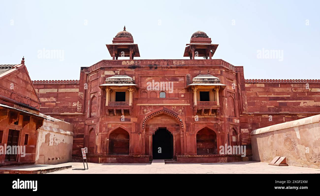 Main entrance gate of Jodha Bai's Palace, royal palace of Fatehpur ...