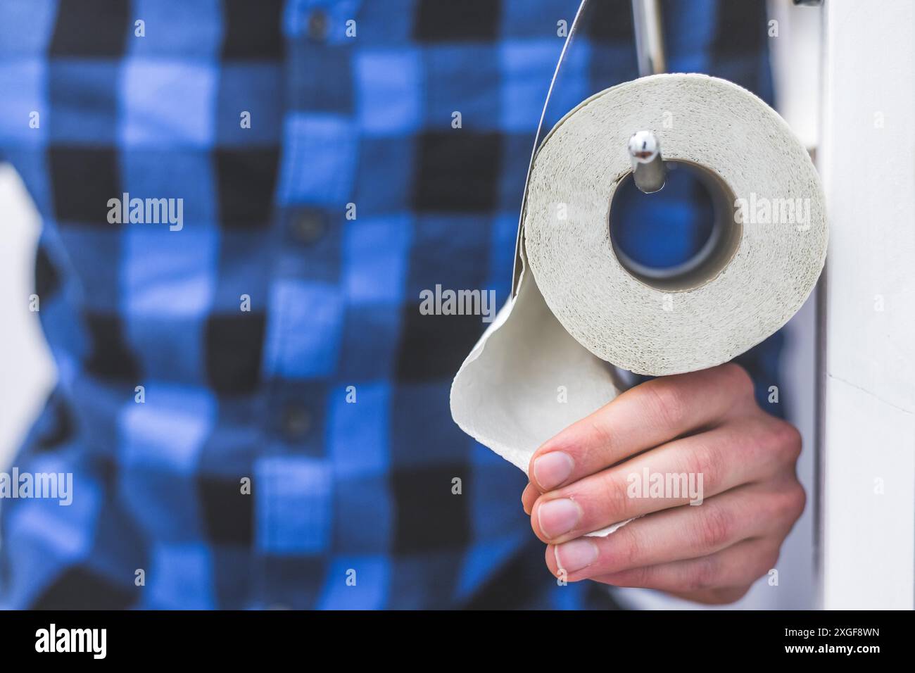 Hand of a male person using toilet paper Stock Photo - Alamy