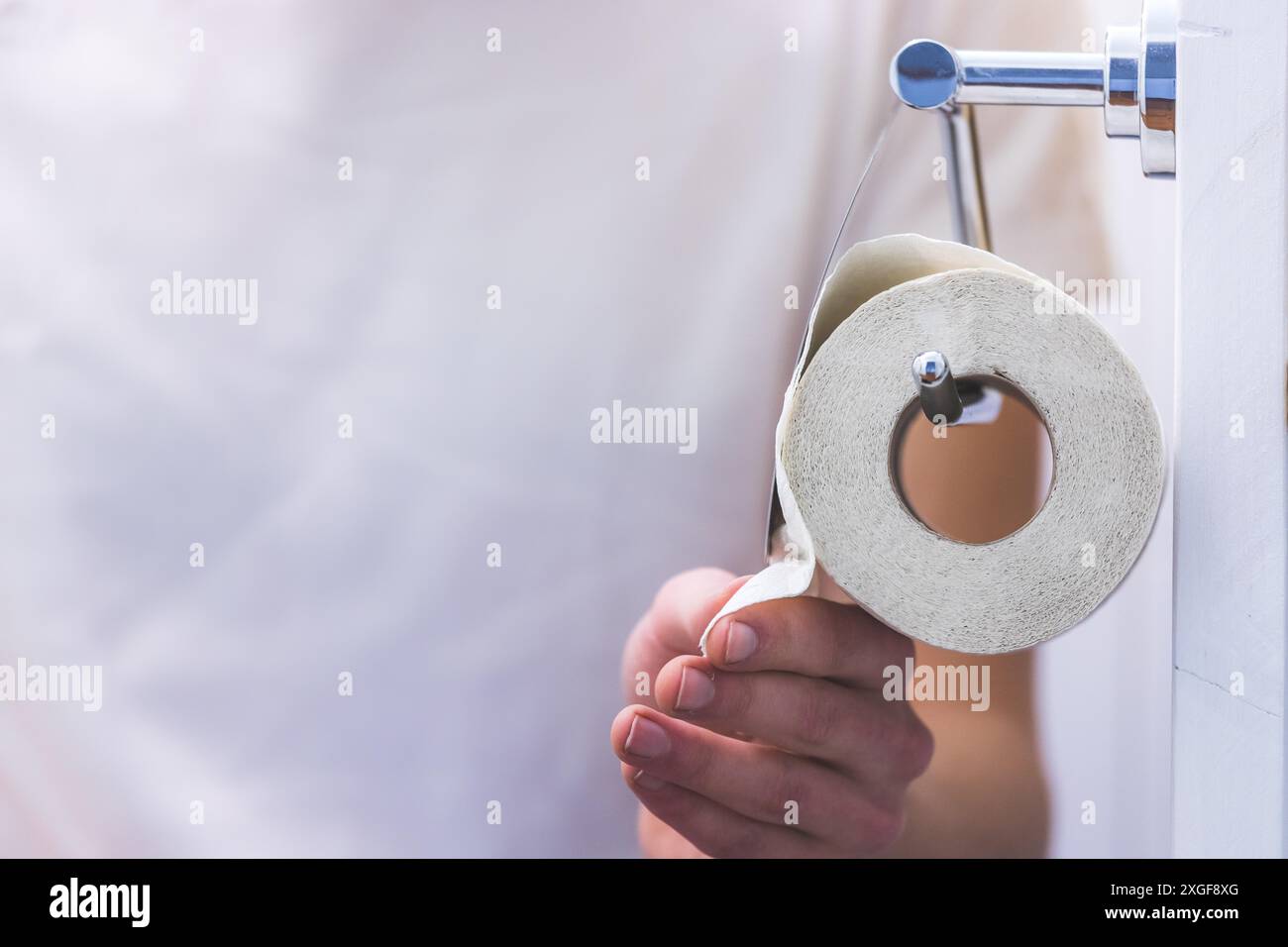 Hand of a male person using toilet paper Stock Photo - Alamy