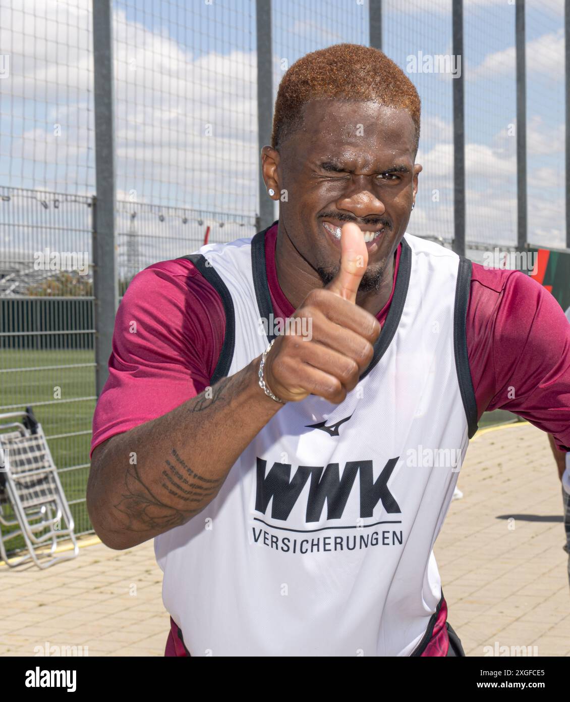 Samuel Essende (FC Augsburg), Daumen hoch ! FC Augsburg, Training Stock ...