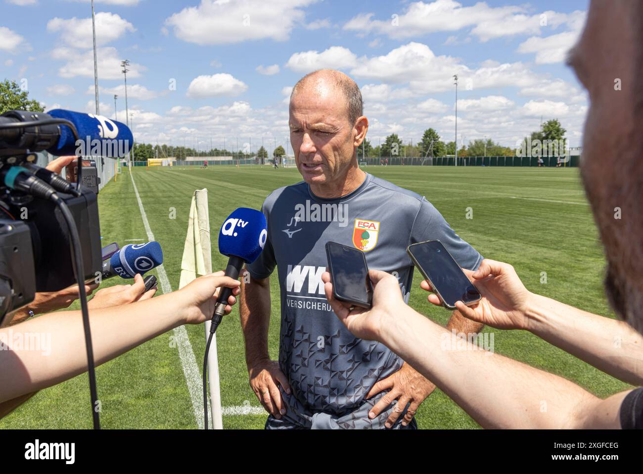 Jess Thorup (Trainer FC Augsburg) im Interview am Trainingsplatz; FC ...