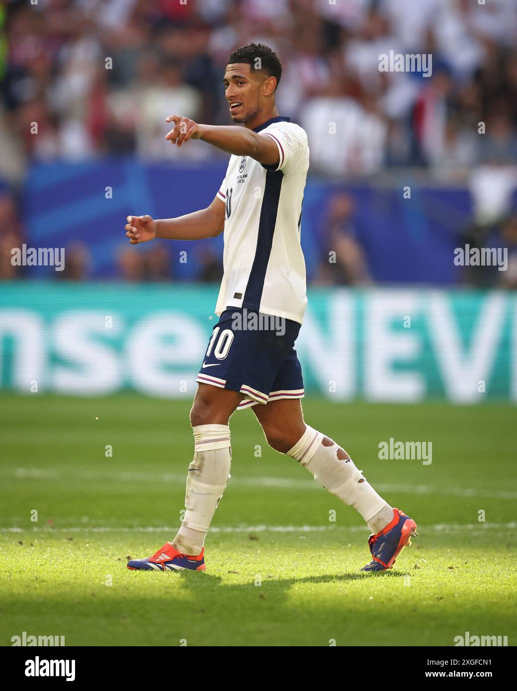 DUSSELDORF, GERMANY - JULY 06: Jude Bellingham of England gives his ...