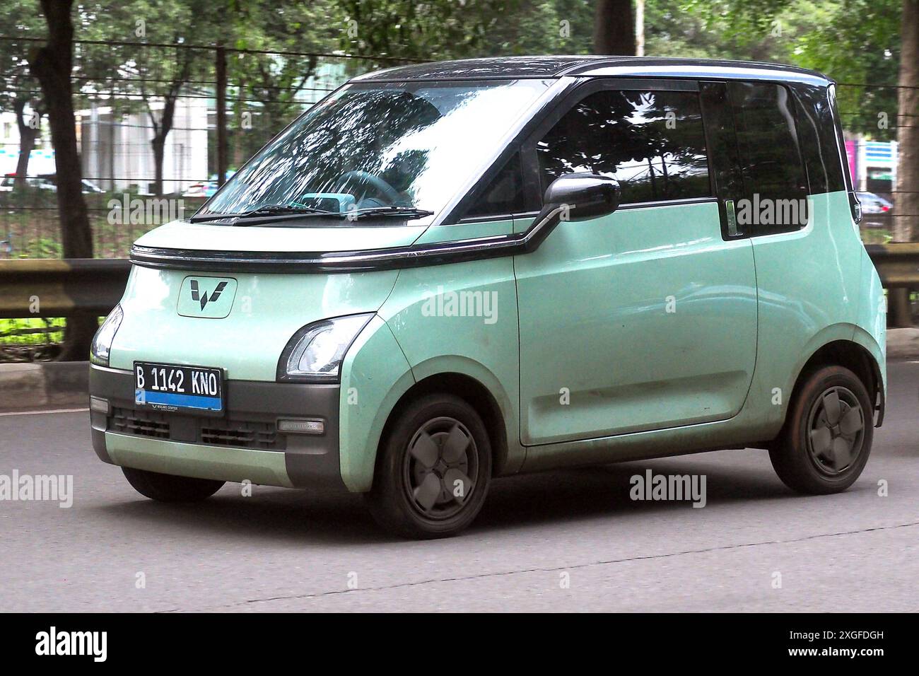 Compact City car, LCGC (low cost green ca). black Suzuki Wagon R with ...
