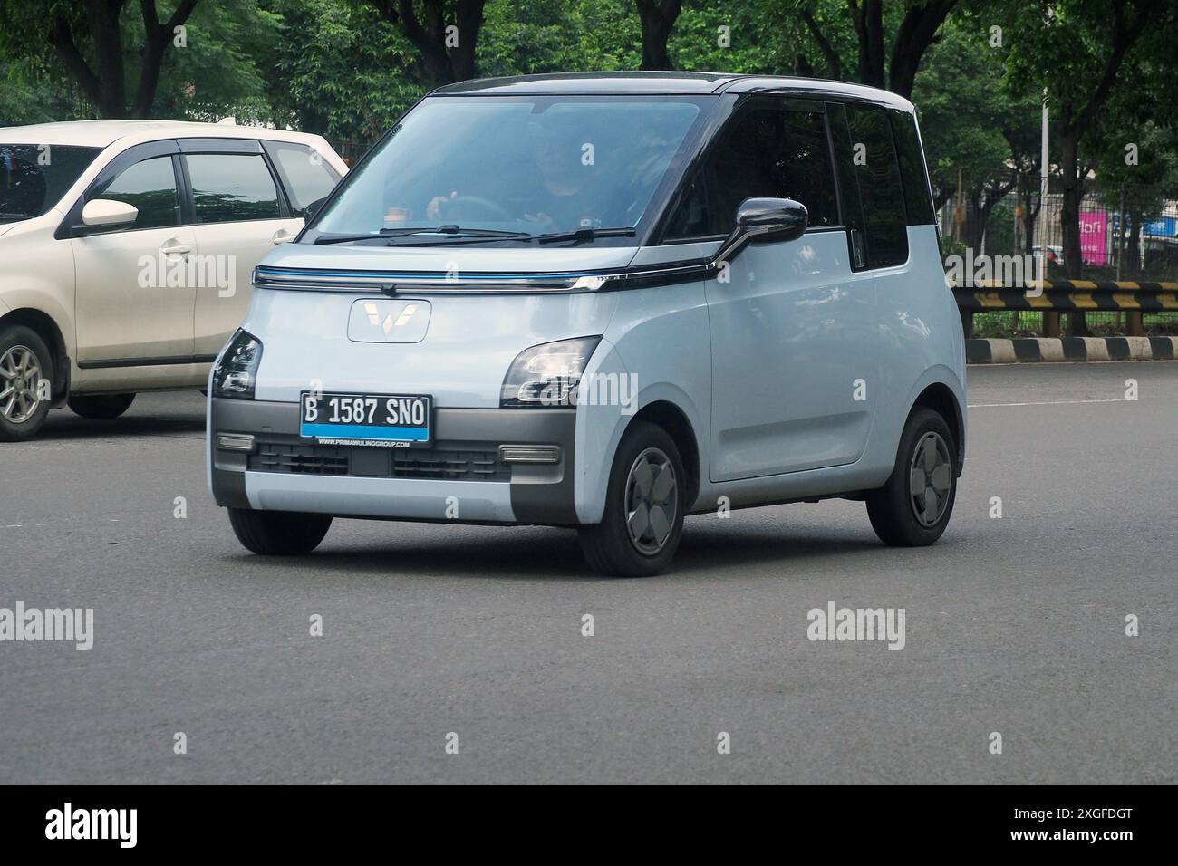 Compact City car, LCGC (low cost green ca). black Suzuki Wagon R with ...
