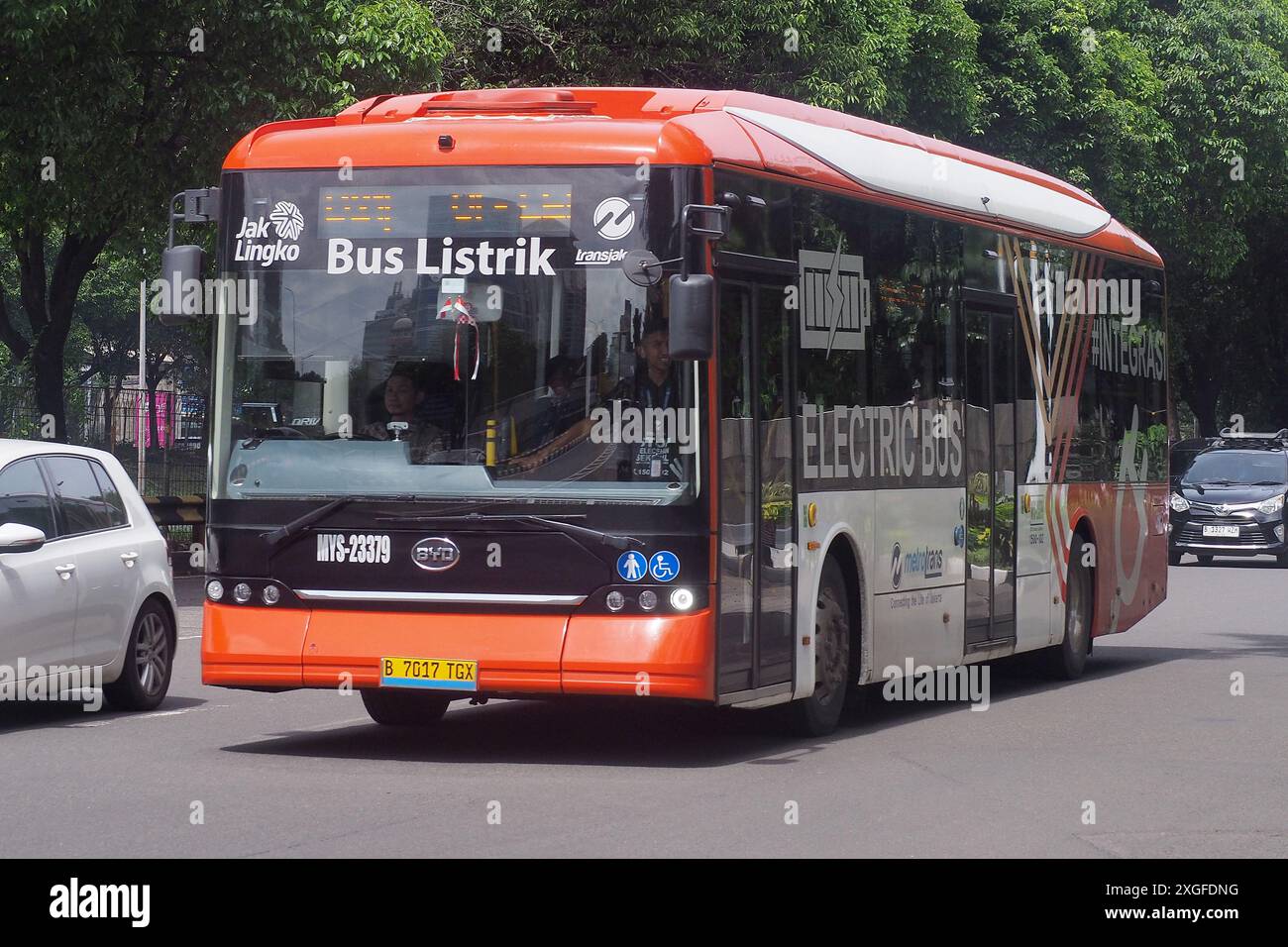 Jakarta public transport, trans Jakarta with Electric Bus, BYD from ...