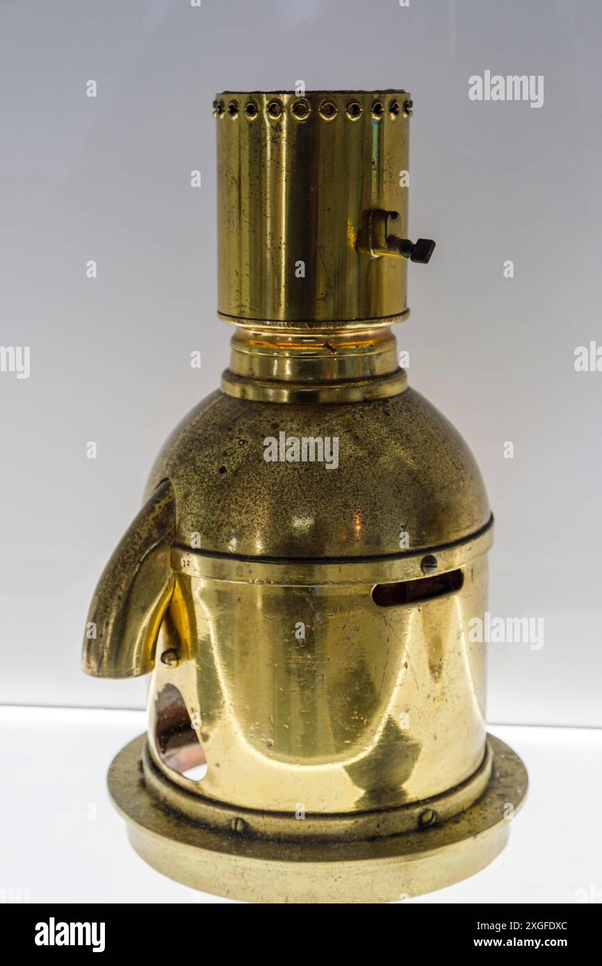 Oil lamp, 85mm Chance Brothers & Co. La Mola lighthouse museum ...