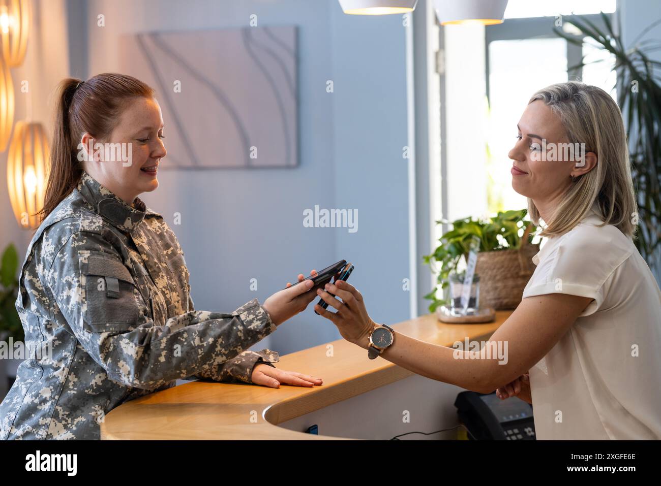 Woman in military uniform hi-res stock photography and images - Alamy