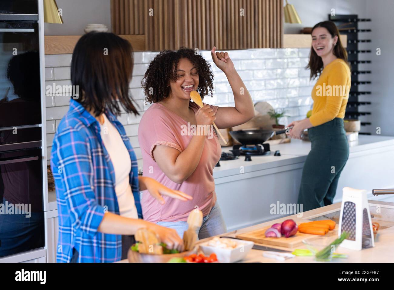 Women cooking in kitchen hi-res stock photography and images - Alamy