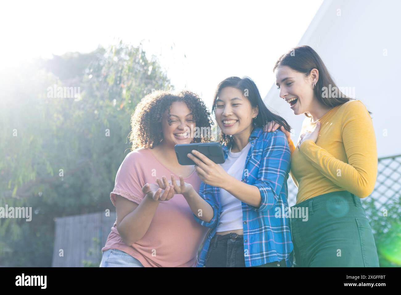 Video happy group friends watching hi-res stock photography and images ...