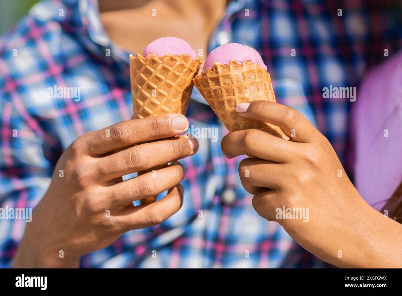 Couple sharing ice cream cone hi-res stock photography and images - Alamy