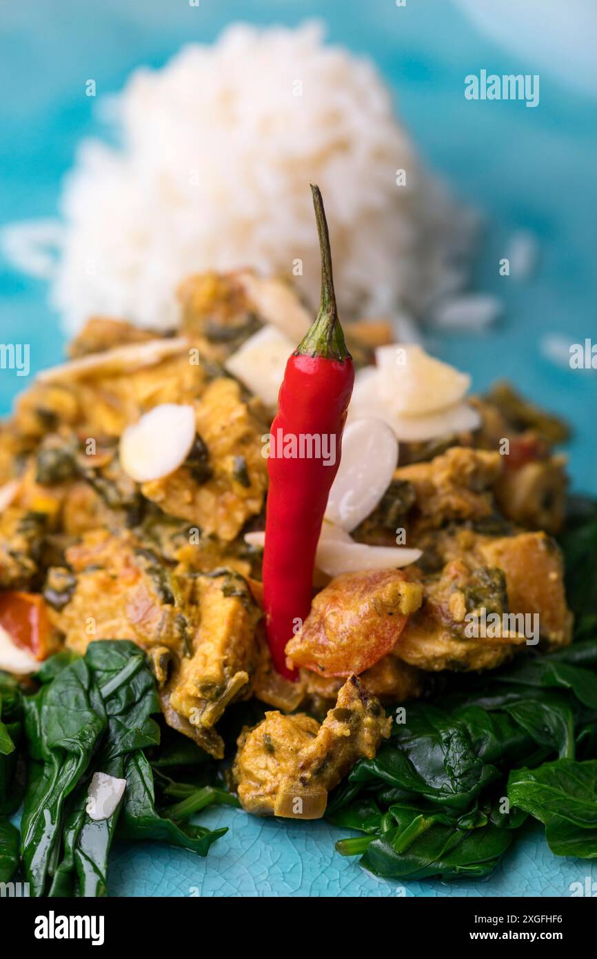 Indian murgh palak chicken on a blue plate hi-res stock photography and ...