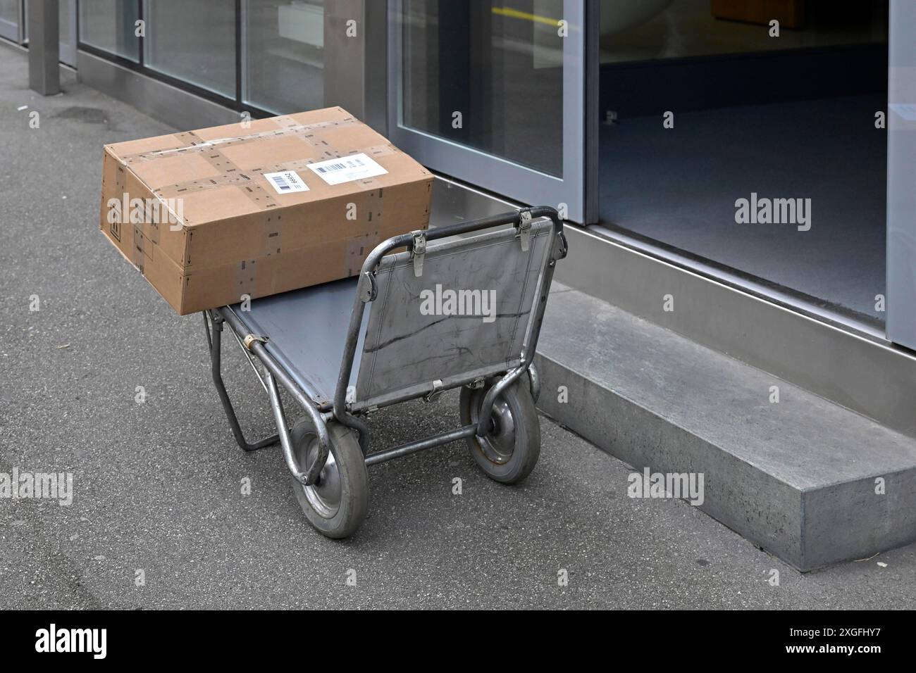 Empty parcel hi-res stock photography and images - Alamy