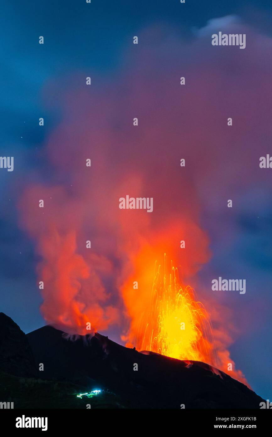 Eruption of Stromboli volcano, Aeolian Islands, Italy Stock Photo - Alamy