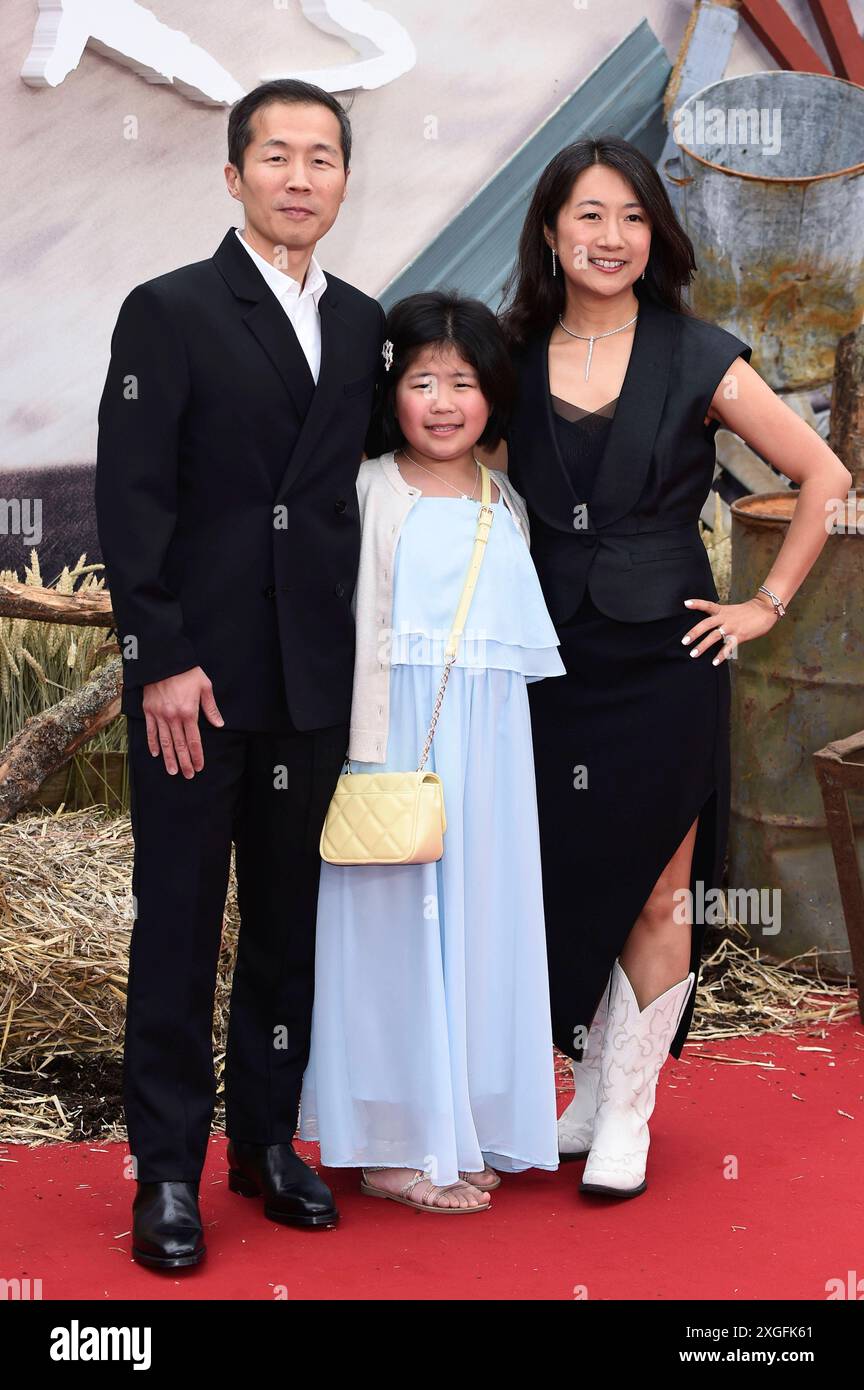 Lee Isaac Chung mit Ehefrau Valerie Chung und Tochter bei der Premiere ...
