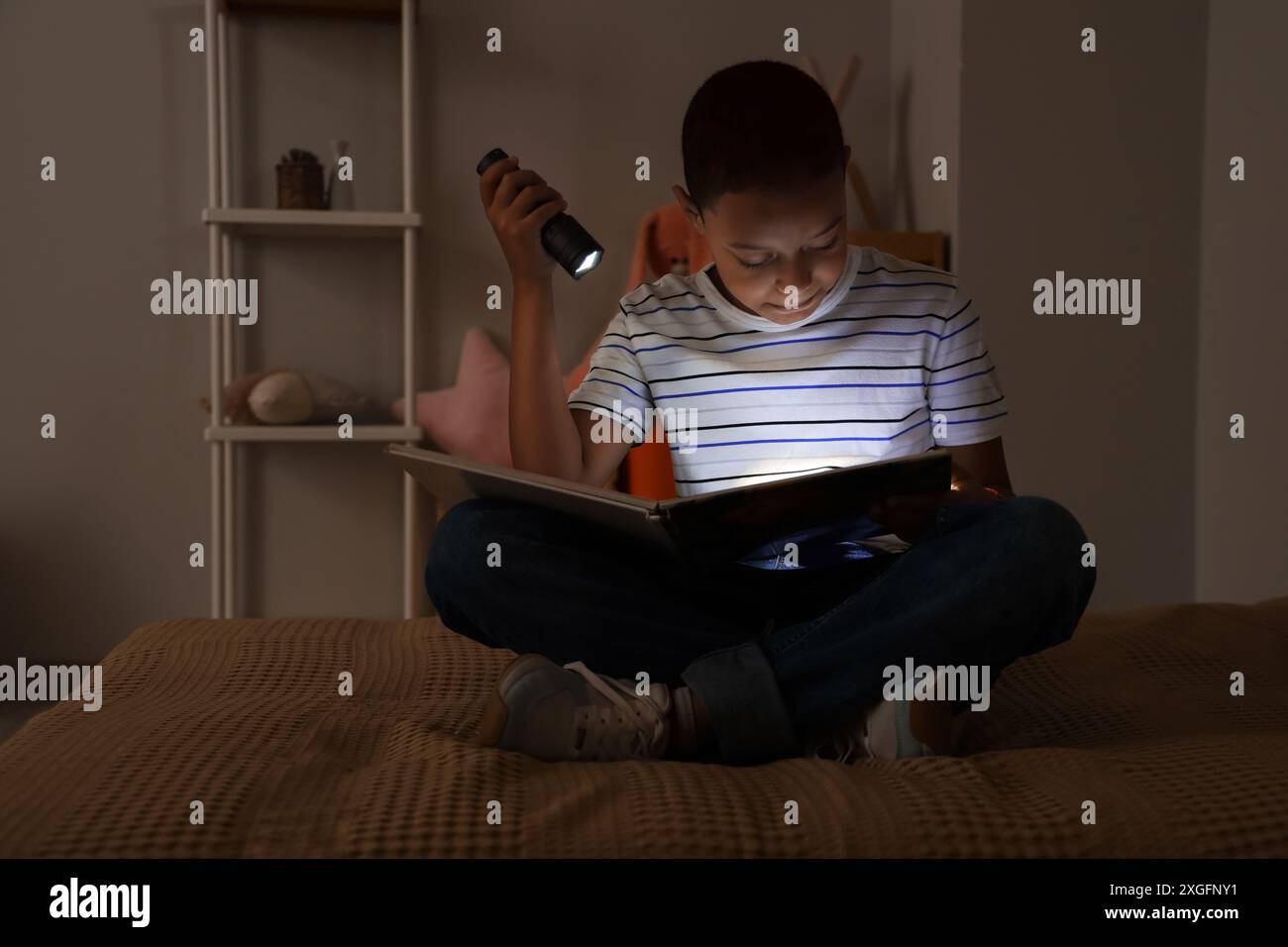 Reading using flashlight hi-res stock photography and images - Alamy
