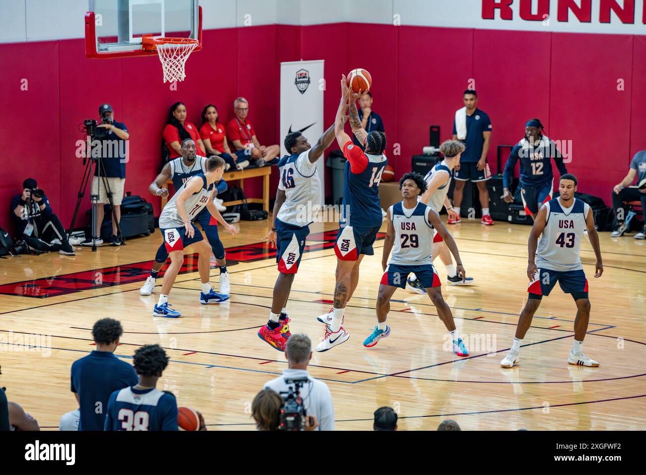 NBA Player Anthony Davis Shooting Stock Photo - Alamy