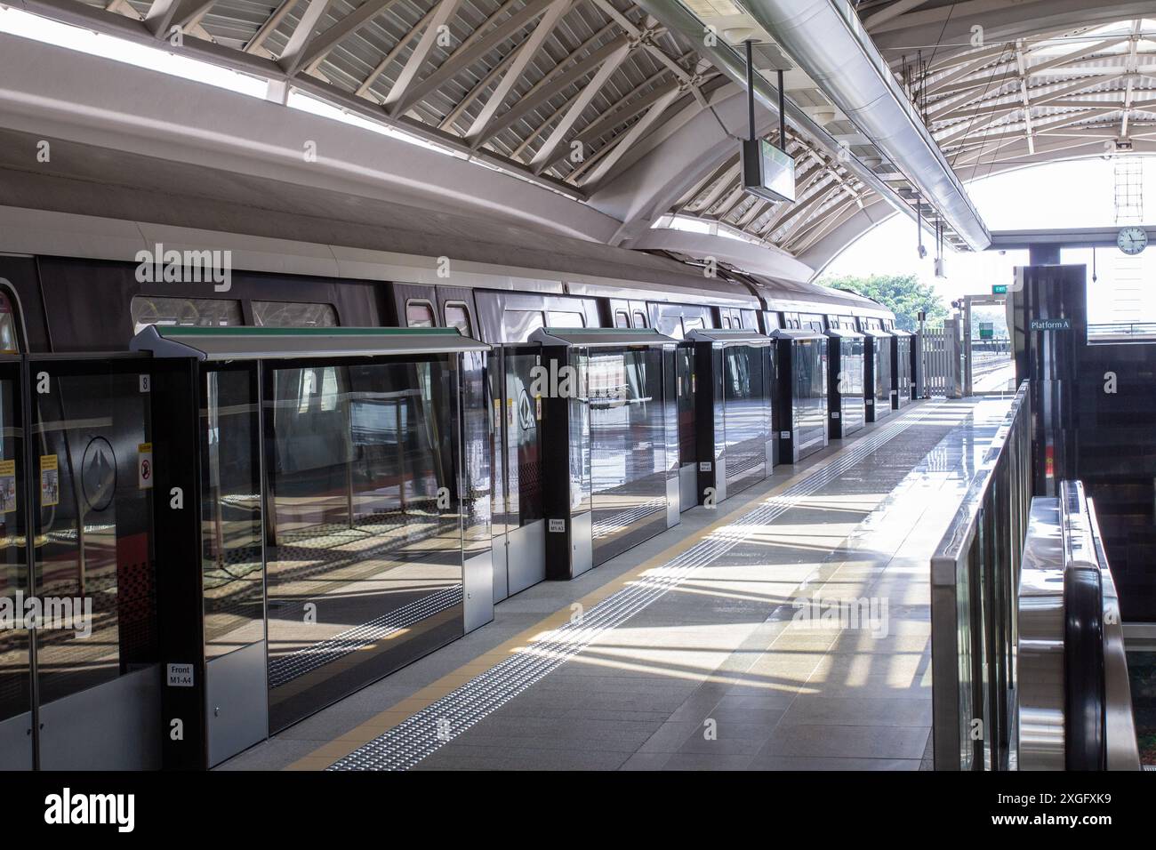 Mrt platform hi-res stock photography and images - Alamy
