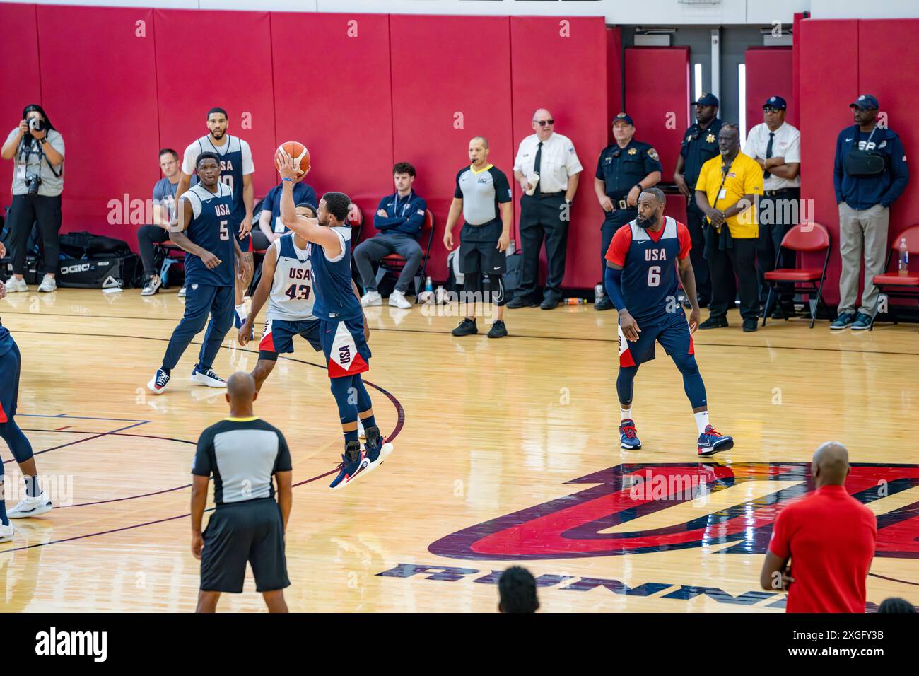 NBA Players Lebron James and Steph Curry Stock Photo - Alamy