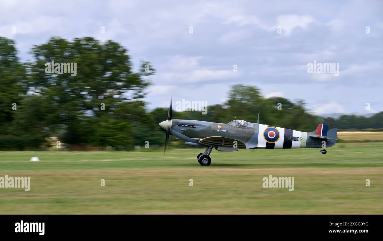 Supermarine Spitfire takes off at Headcorn Airfield Stock Photo - Alamy