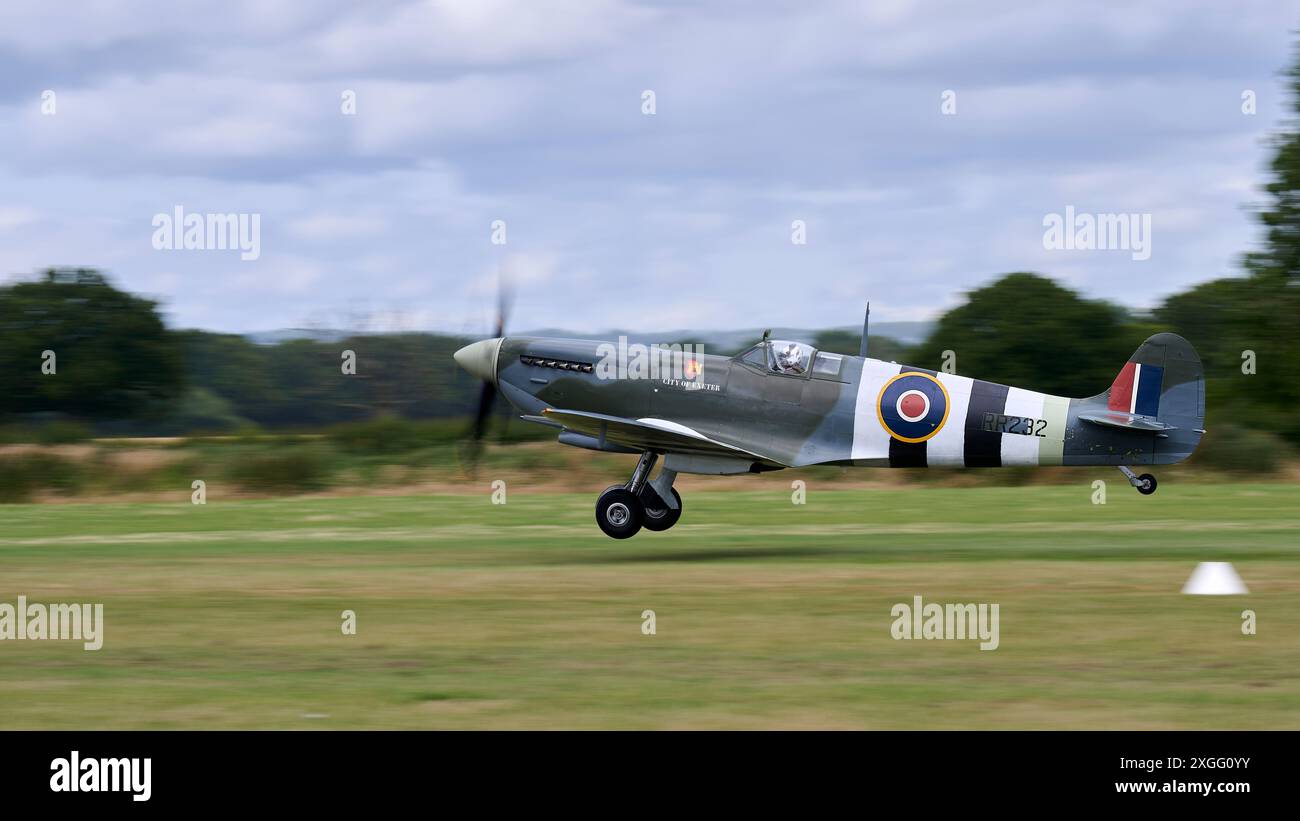 Supermarine Spitfire takes off at Headcorn Airfield Stock Photo - Alamy