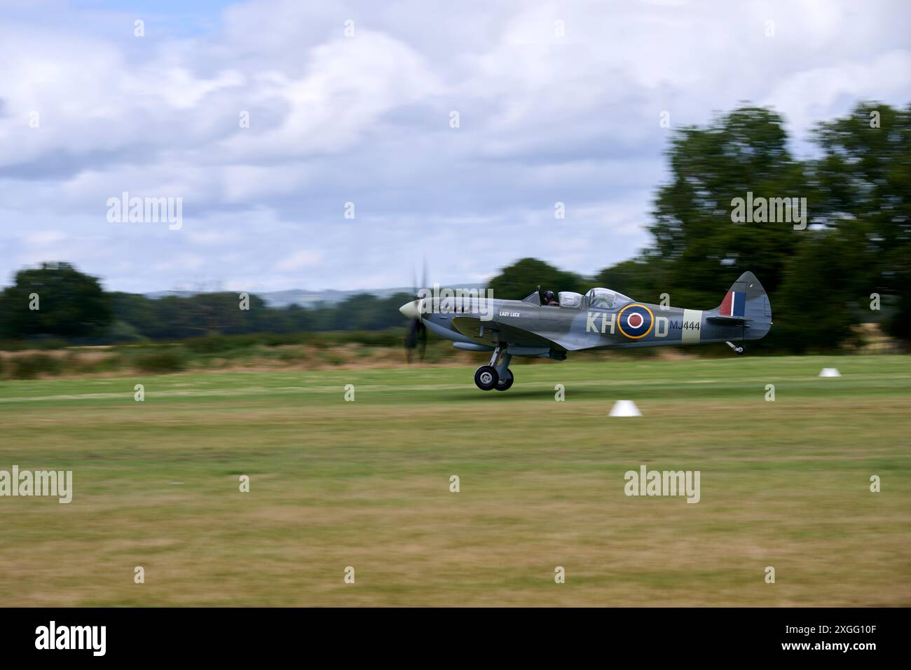 Supermarine Spitfire takes off at Headcorn Airfield Stock Photo - Alamy