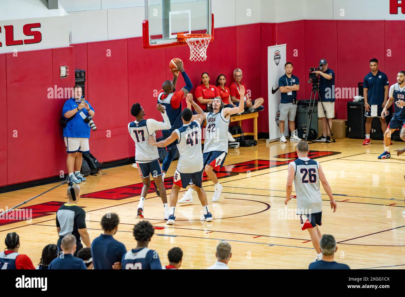 NBA Player Lebron James attempting layup Stock Photo - Alamy