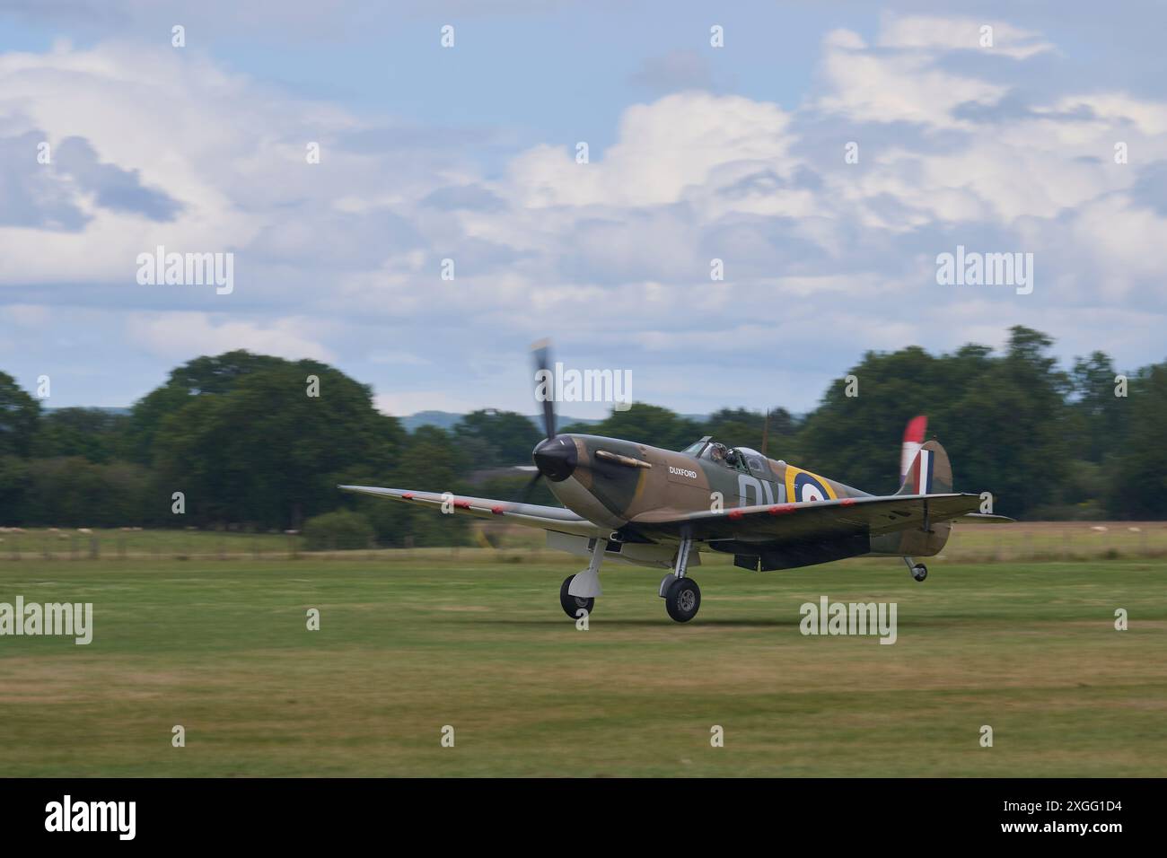Supermarine Spitfire Mk.1a landing at Headcorn Airfield Stock Photo - Alamy