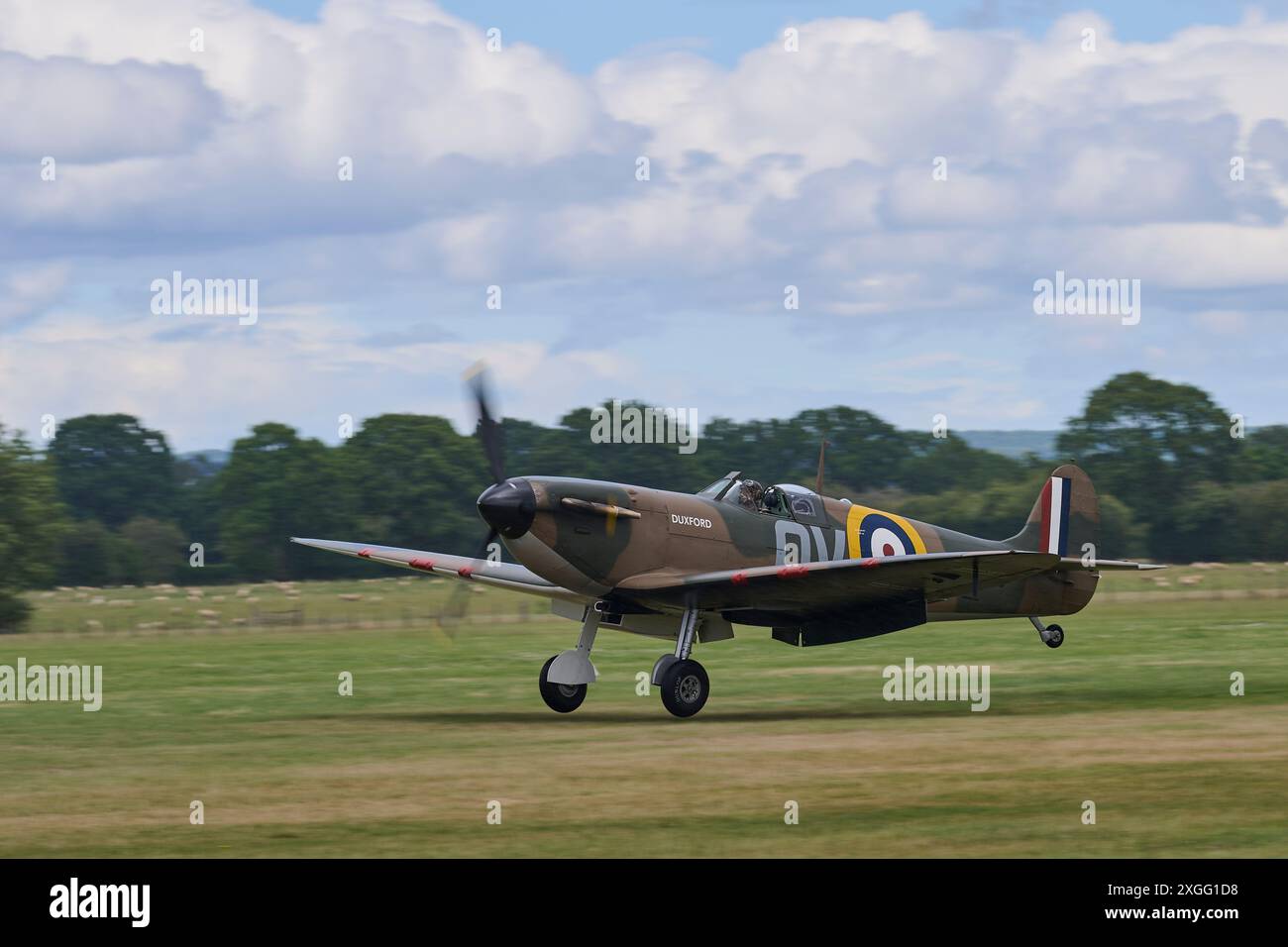 Supermarine Spitfire Mk.1a landing at Headcorn Airfield Stock Photo - Alamy
