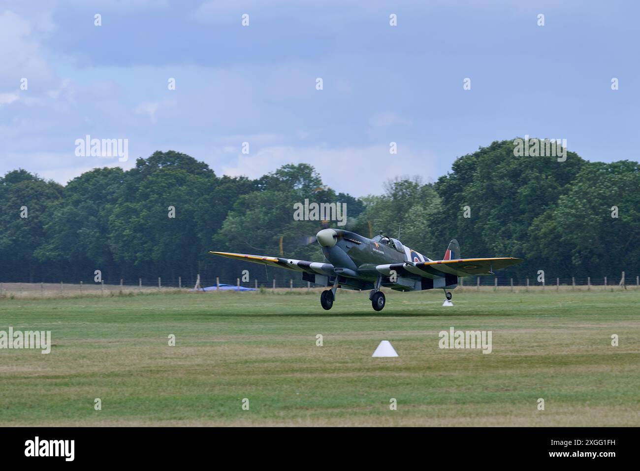 Supermarine Spitfire Mk.1a landing at Headcorn Airfield Stock Photo - Alamy