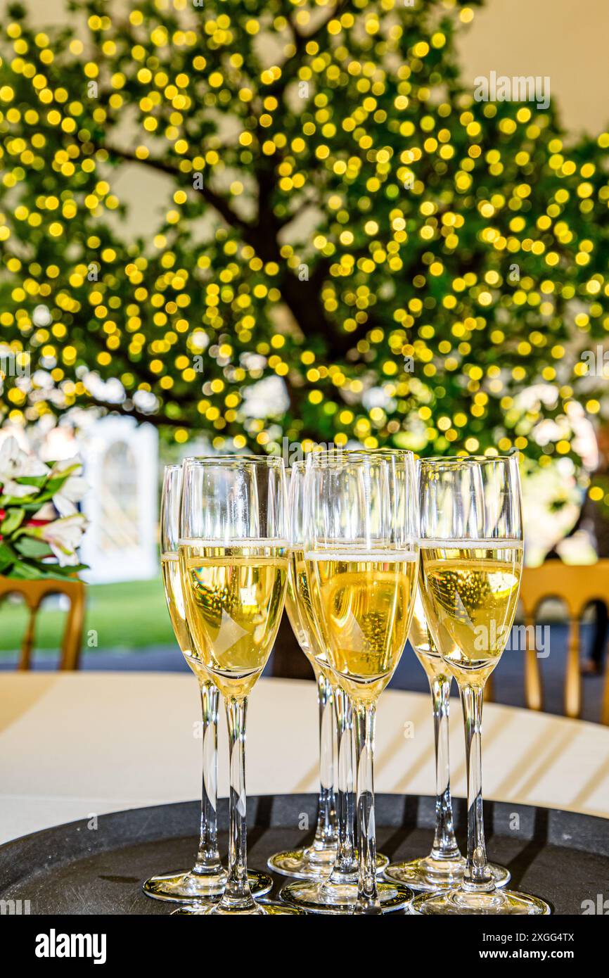 Champagne flutes golden bubbles hi-res stock photography and images - Alamy