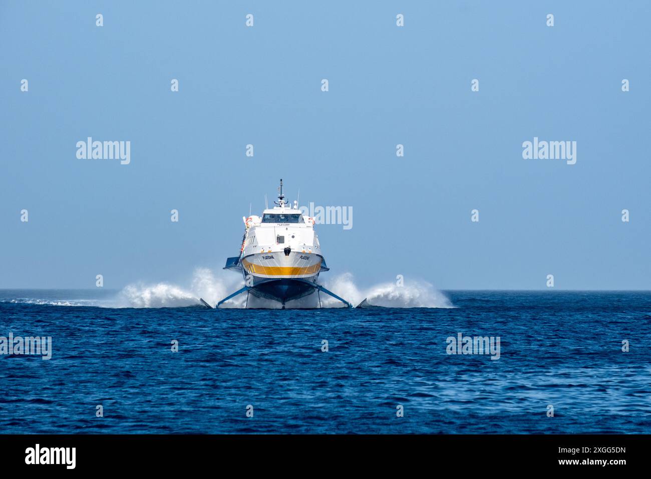 Fast hydrofoil arrinving on Vulcano, Italy Stock Photo - Alamy