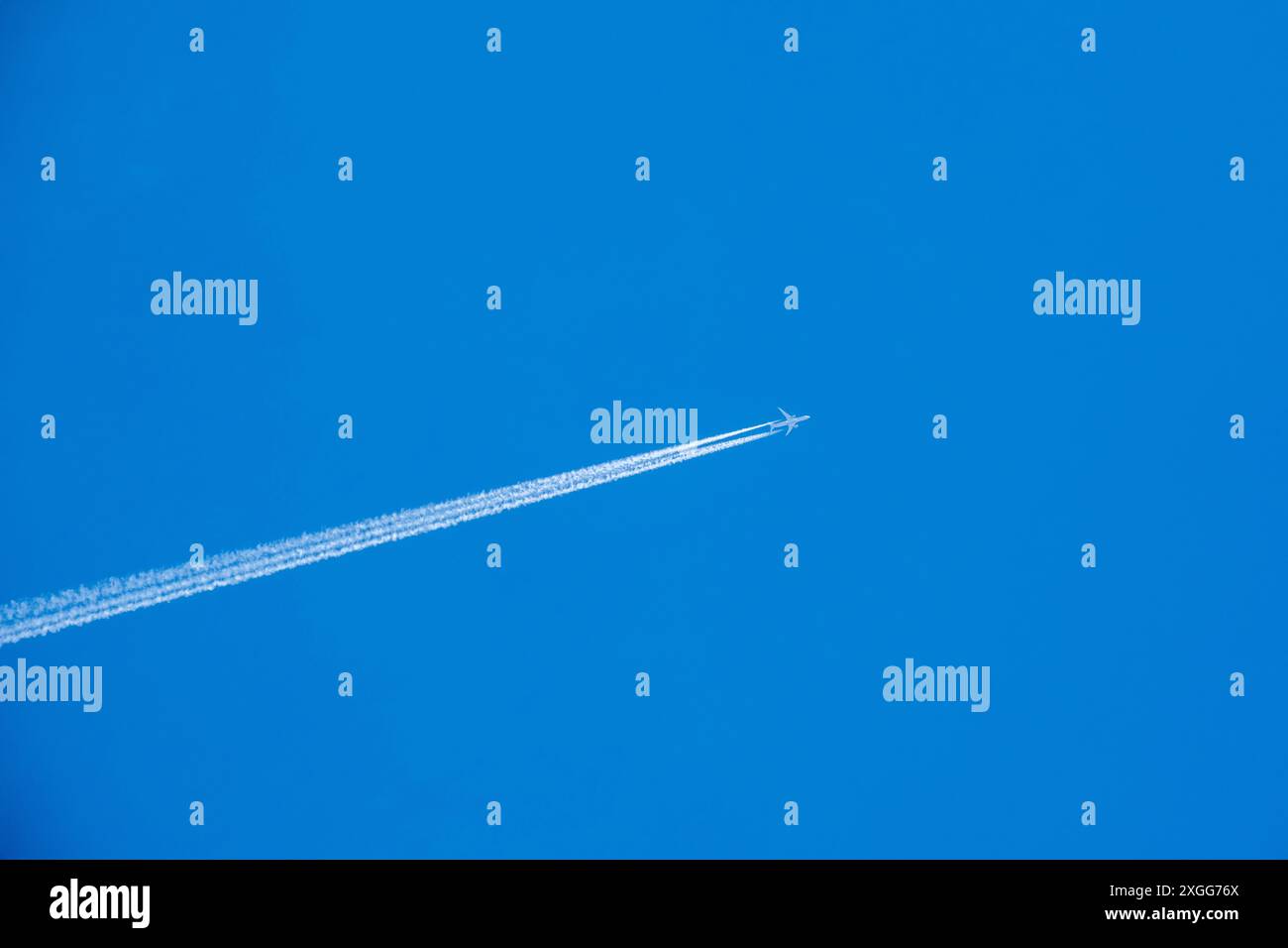 Aeroplanes contrails hi-res stock photography and images - Alamy