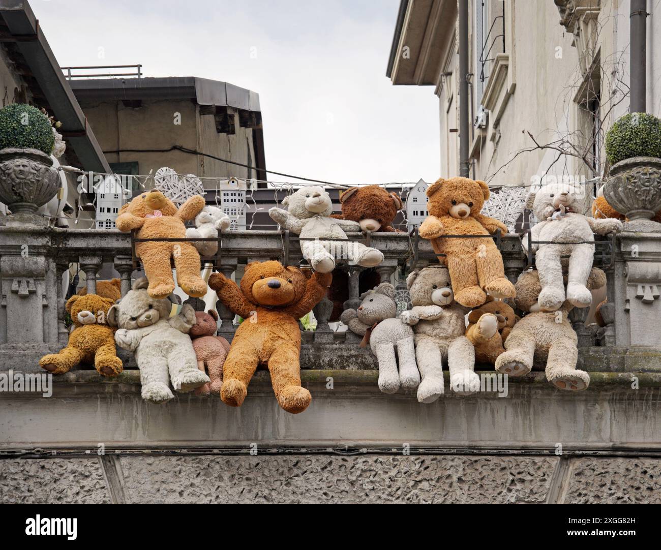 Many teddy bears hi-res stock photography and images - Alamy
