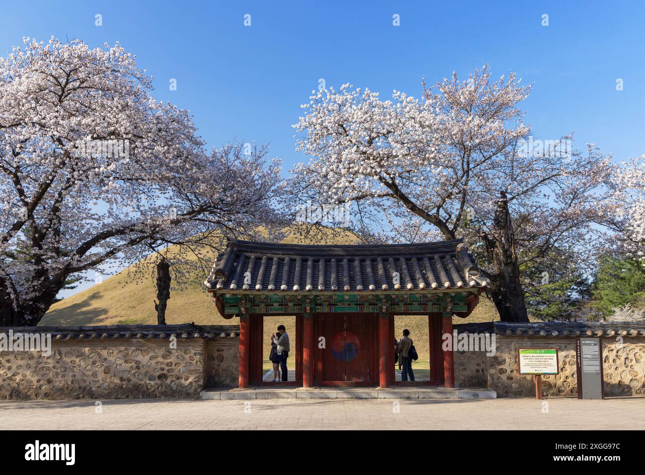 Royal Tomb of King Michu in Daereungwon Tomb Complex, UNESCO World ...