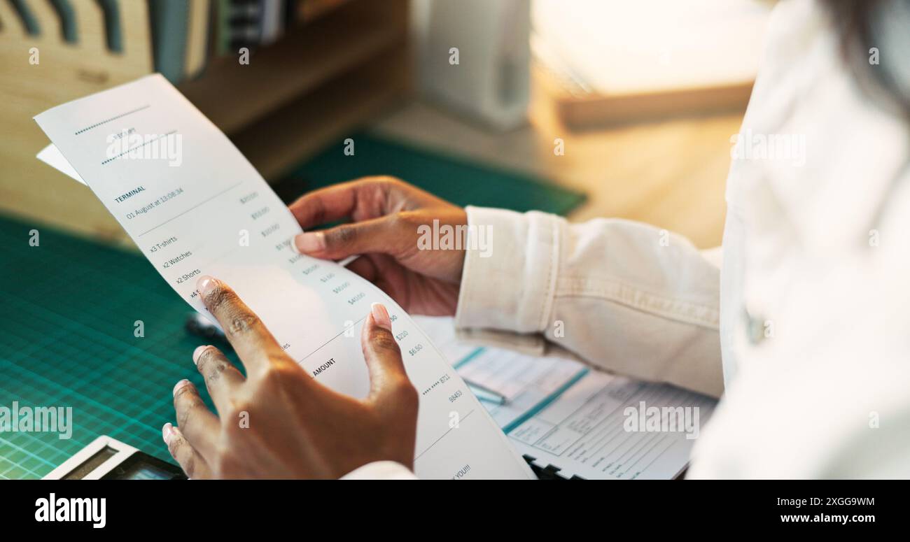 Reading receipt hi-res stock photography and images - Alamy
