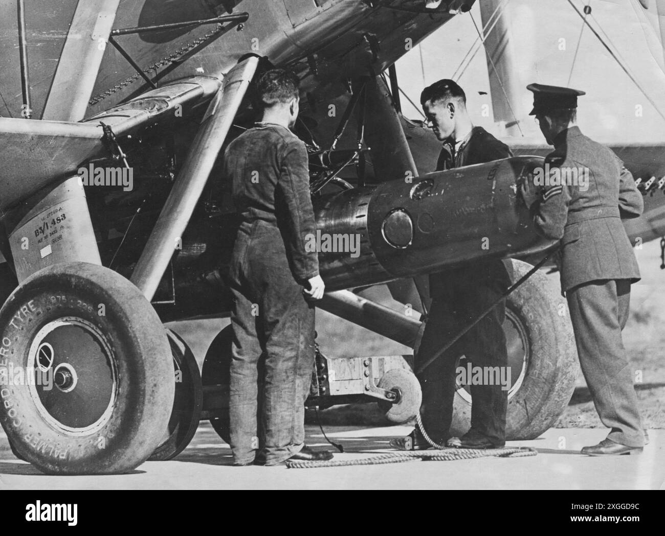 military, Great Britain, Air Force, a torpedo bomber is armed, 1920s ...