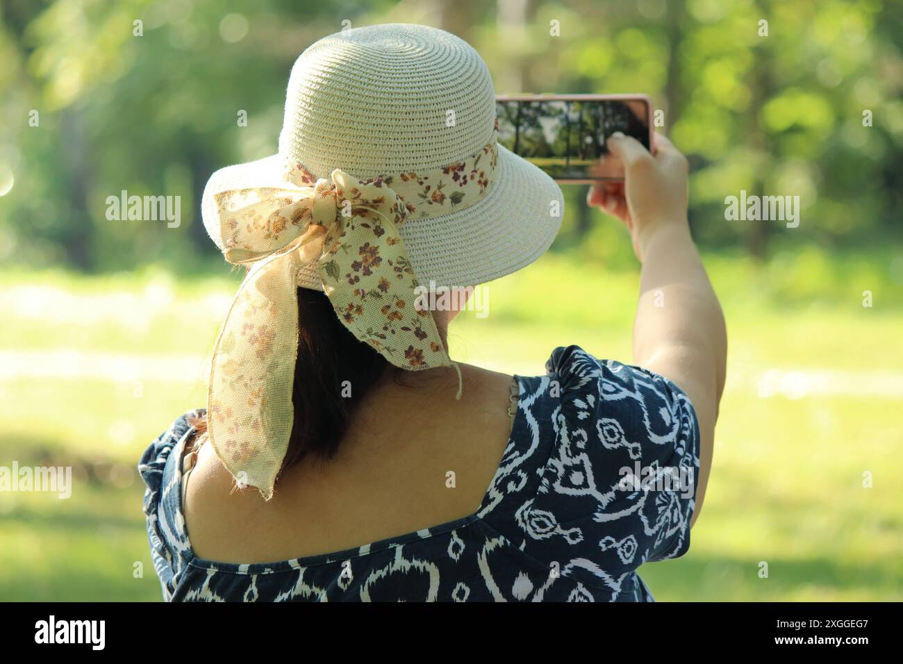 Travel woman taking photo on hi-res stock photography and images - Alamy