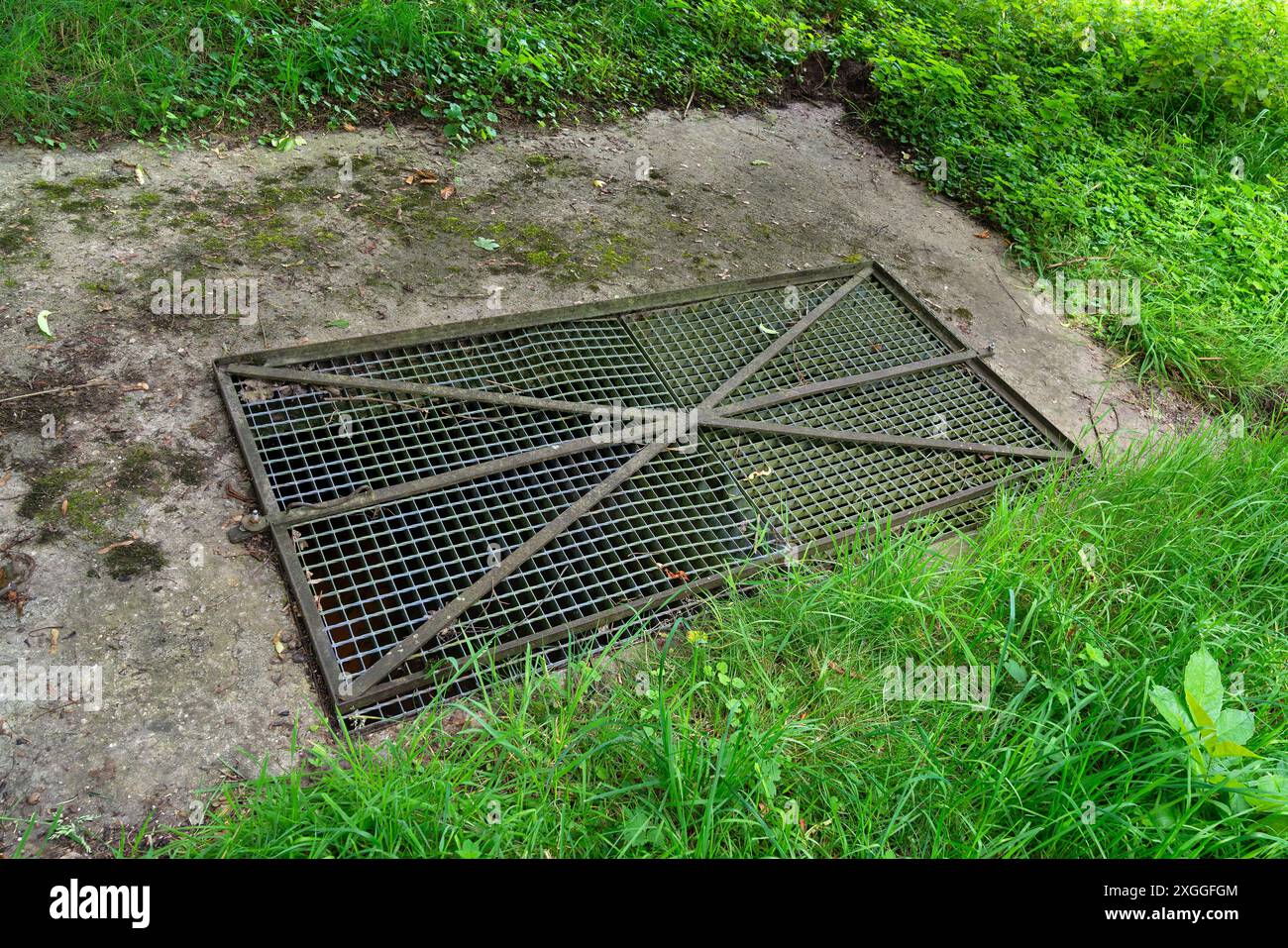 Grating cover hi-res stock photography and images - Alamy