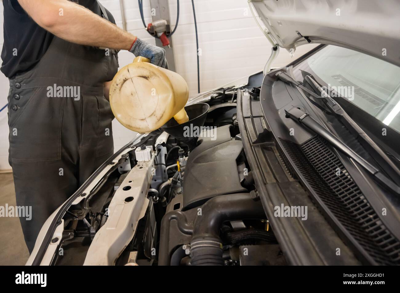 Mechanic fills hi-res stock photography and images - Alamy
