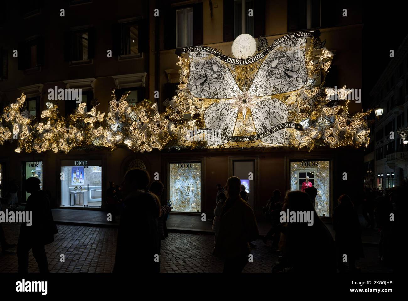 Windows christmas decoration night hi-res stock photography and images ...