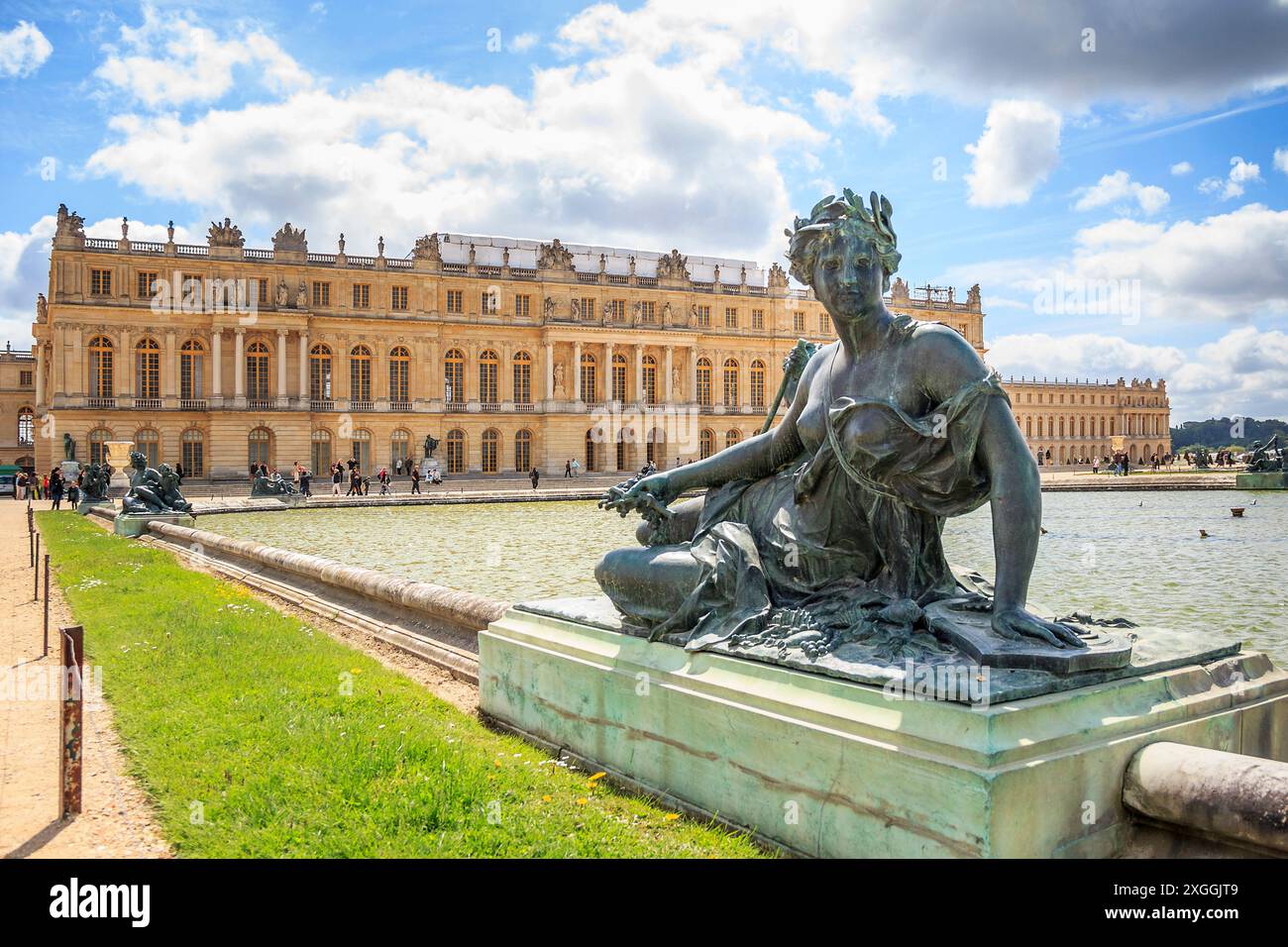 Versailles palace garden statue water hi-res stock photography and ...