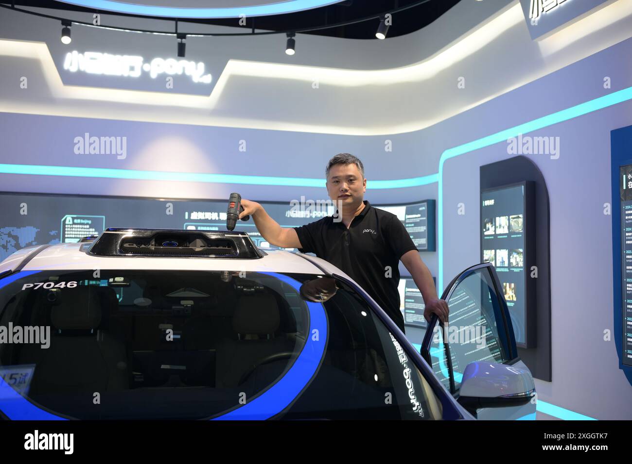 (240709) -- BEIJING, July 9, 2024 (Xinhua) -- Wang Wei works at the ...