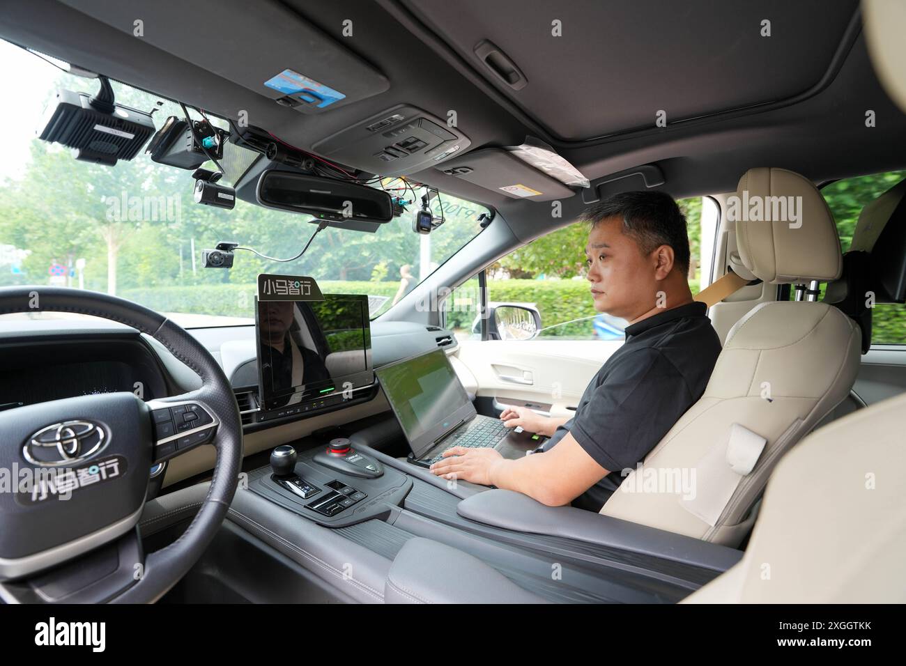 (240709) -- BEIJING, July 9, 2024 (Xinhua) -- Wang Wei conducts road ...