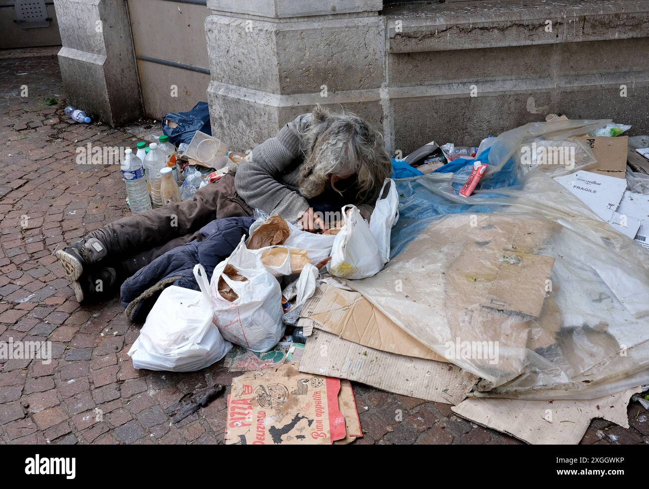 Homeless in europe hi-res stock photography and images - Alamy