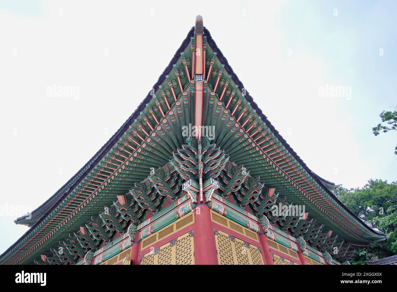 Ornate Korean palace entrance with vibrant green and red paintwork ...
