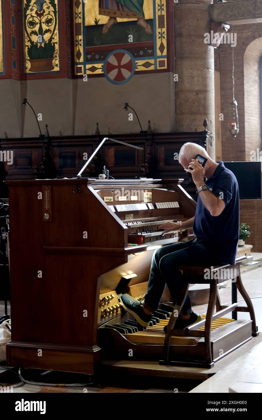 Organ tuning hi-res stock photography and images - Alamy