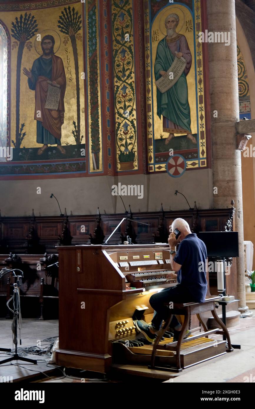 Organ tuning hi-res stock photography and images - Alamy