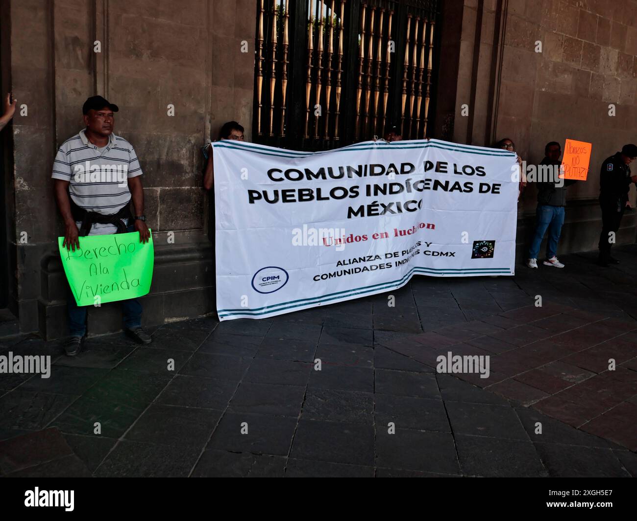 Members of the Community of Indigenous Peoples of Mexico protest ...