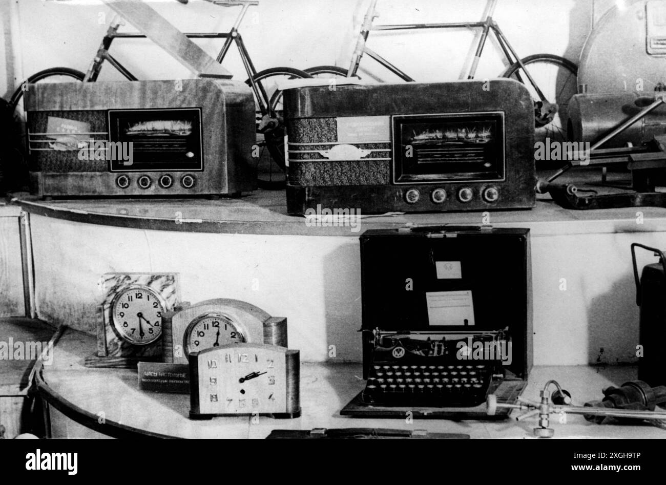 Broadcast radio radio sets receiver hi-res stock photography and images ...